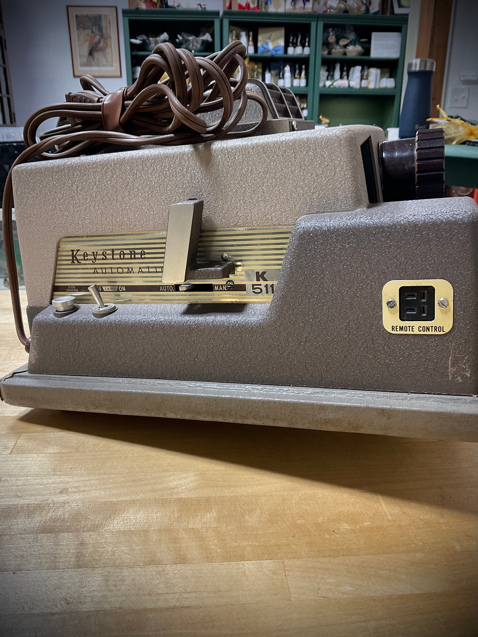 Step back in time with this 1960's Keystone Model K-511 slide projector ...